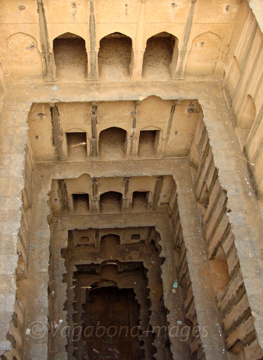 Stepping into History – Neemrana Bawadi – VAGABOND IMAGES