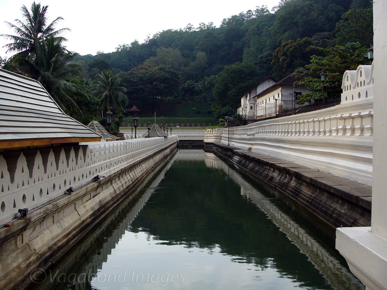 Dalada Maligawa houses Buddha’s sacred tooth as relic – VAGABOND IMAGES